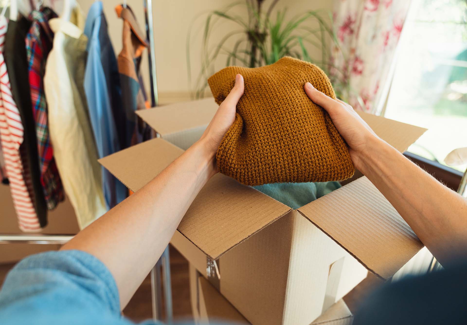 How to Pack Clothes for Moving - California-Seattle Express
